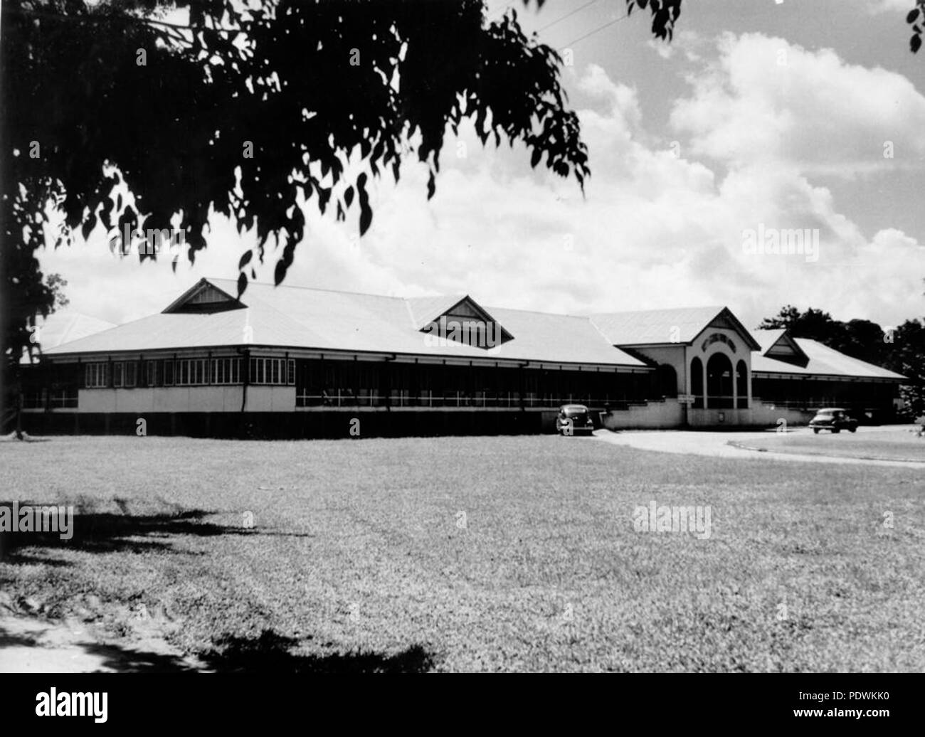 251 StateLibQld 1 210956 Ingham District Hospital building and driveway ...