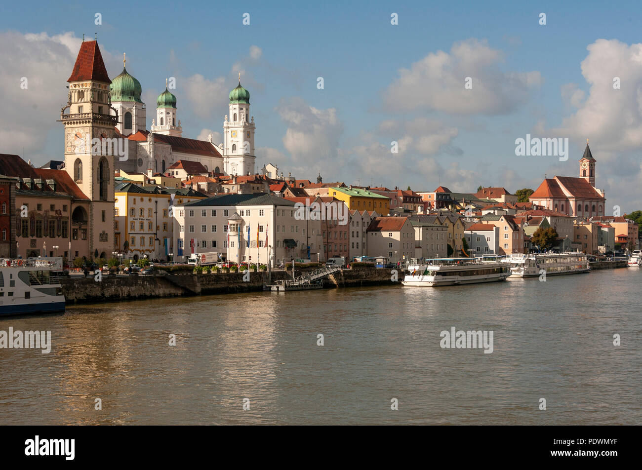 Passau, Stadtansicht. Passau, Rathaus, Dom, St. Pauls-Kirche Stock ...