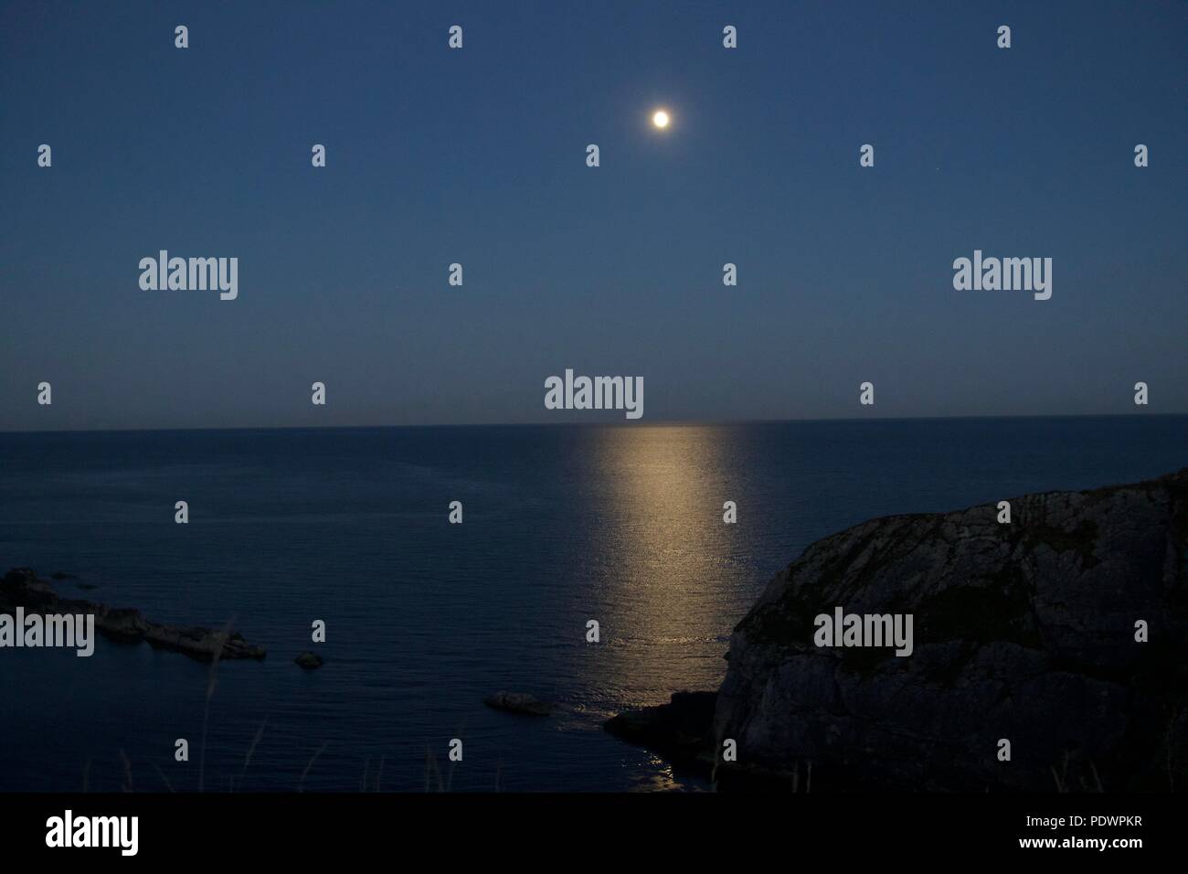 Moonlit seascape hi-res stock photography and images - Alamy