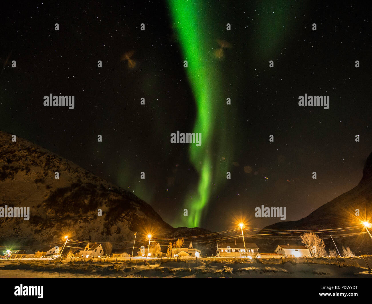 Aurora borealis dancing across sky hi-res stock photography and images ...
