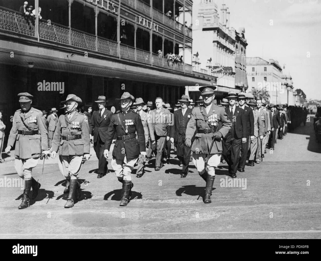 Anzac day veterans march hi-res stock photography and images - Alamy