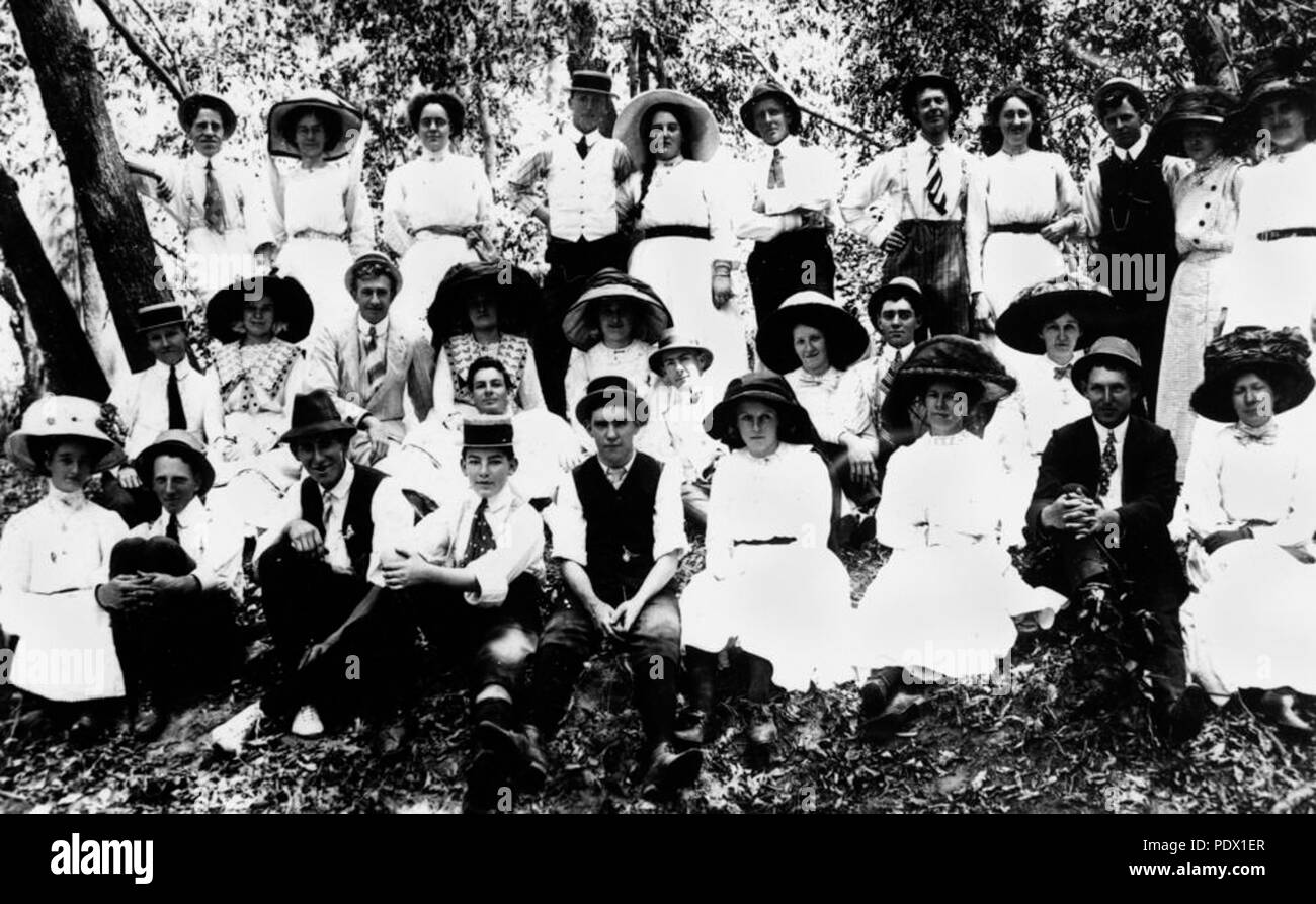 Social gathering 1900s hi-res stock photography and images - Alamy