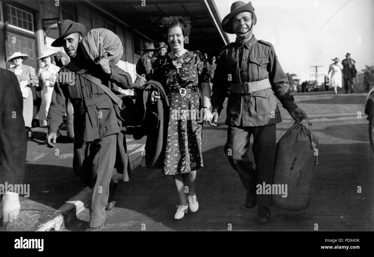 Soldiers arriving home hi-res stock photography and images - Alamy