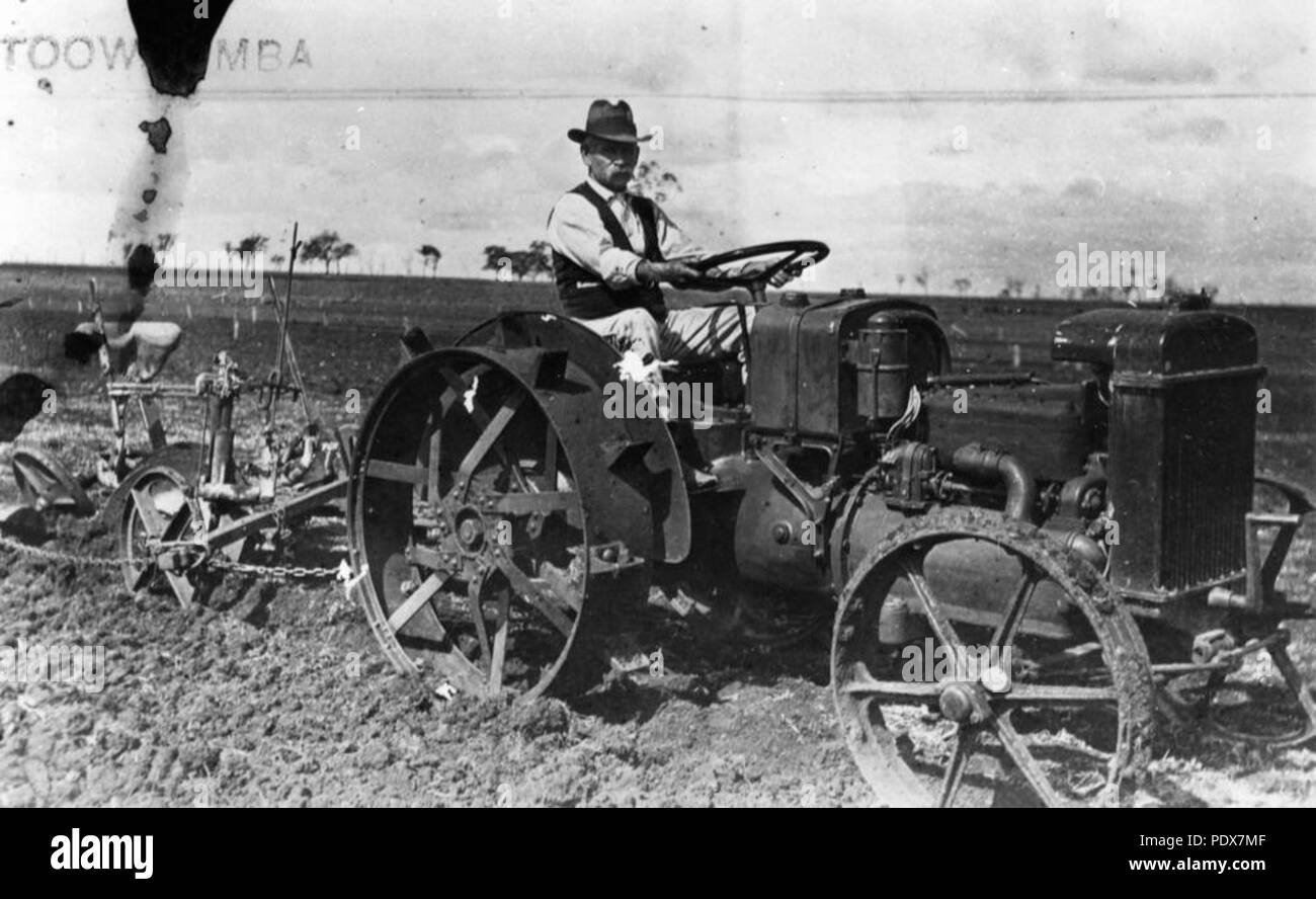 Early 1900s tractor hi-res stock photography and images - Alamy