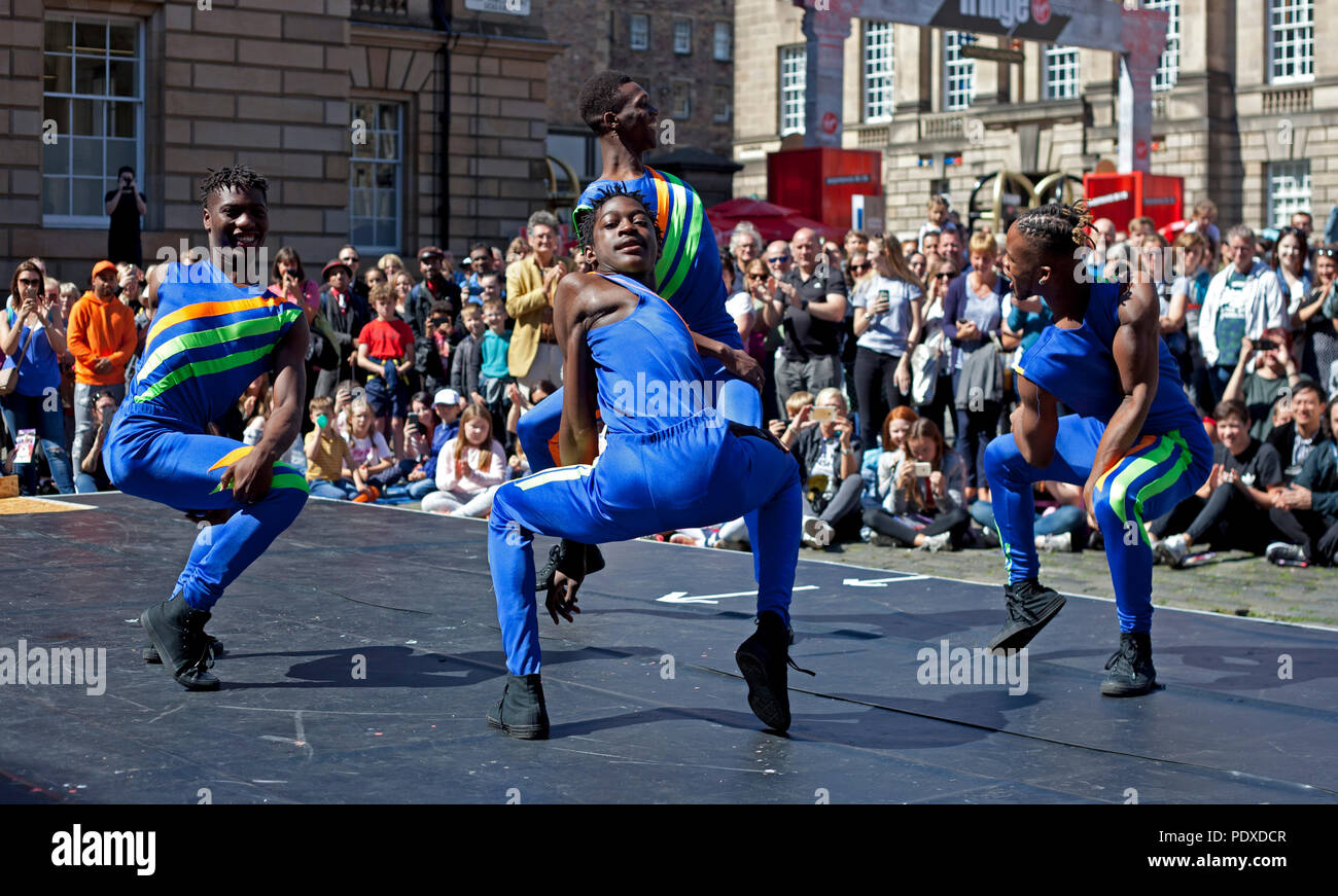 Contortionists hi-res stock photography and images - Alamy