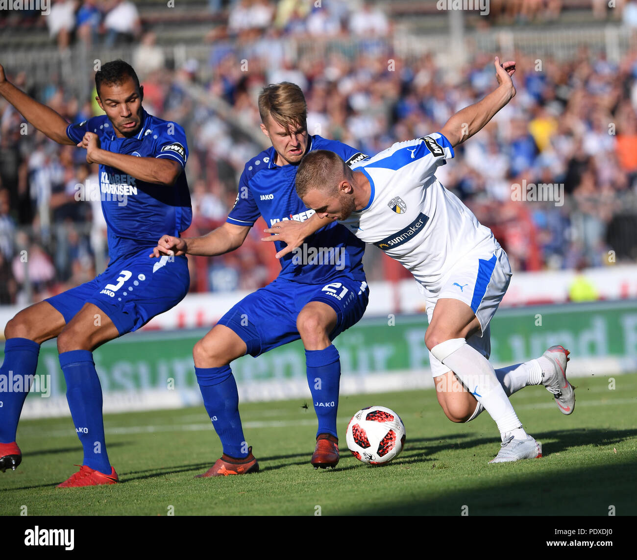 Karlsruhe, Deutschland. 10th Aug, 2018. duels, duel Daniel Gordon (KSC ...