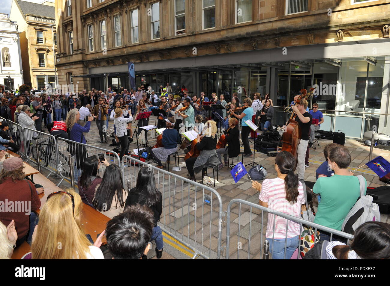 Packed crowd hi-res stock photography and images - Alamy