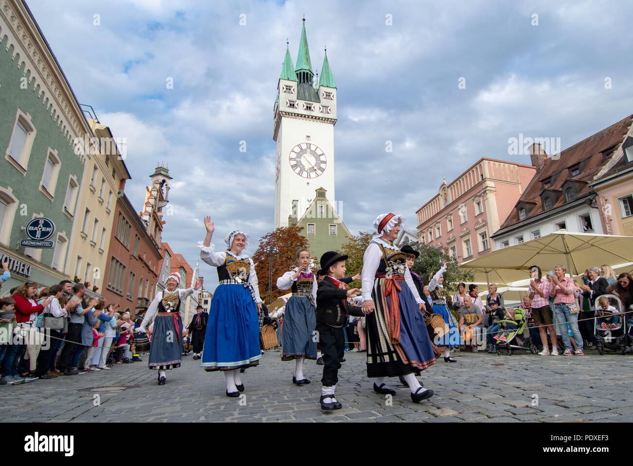 Straubing, Germany. 10th Aug, 2018. Participants of the traditional ...