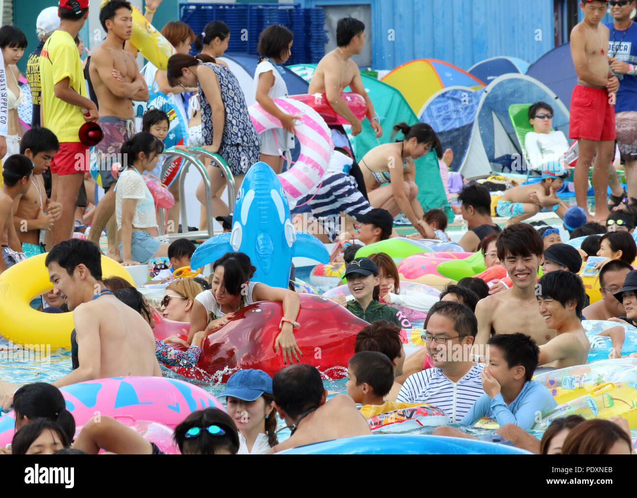 Tokyo, Japan. 10th Aug, 2018. People enjoy bathing in a crowded ...