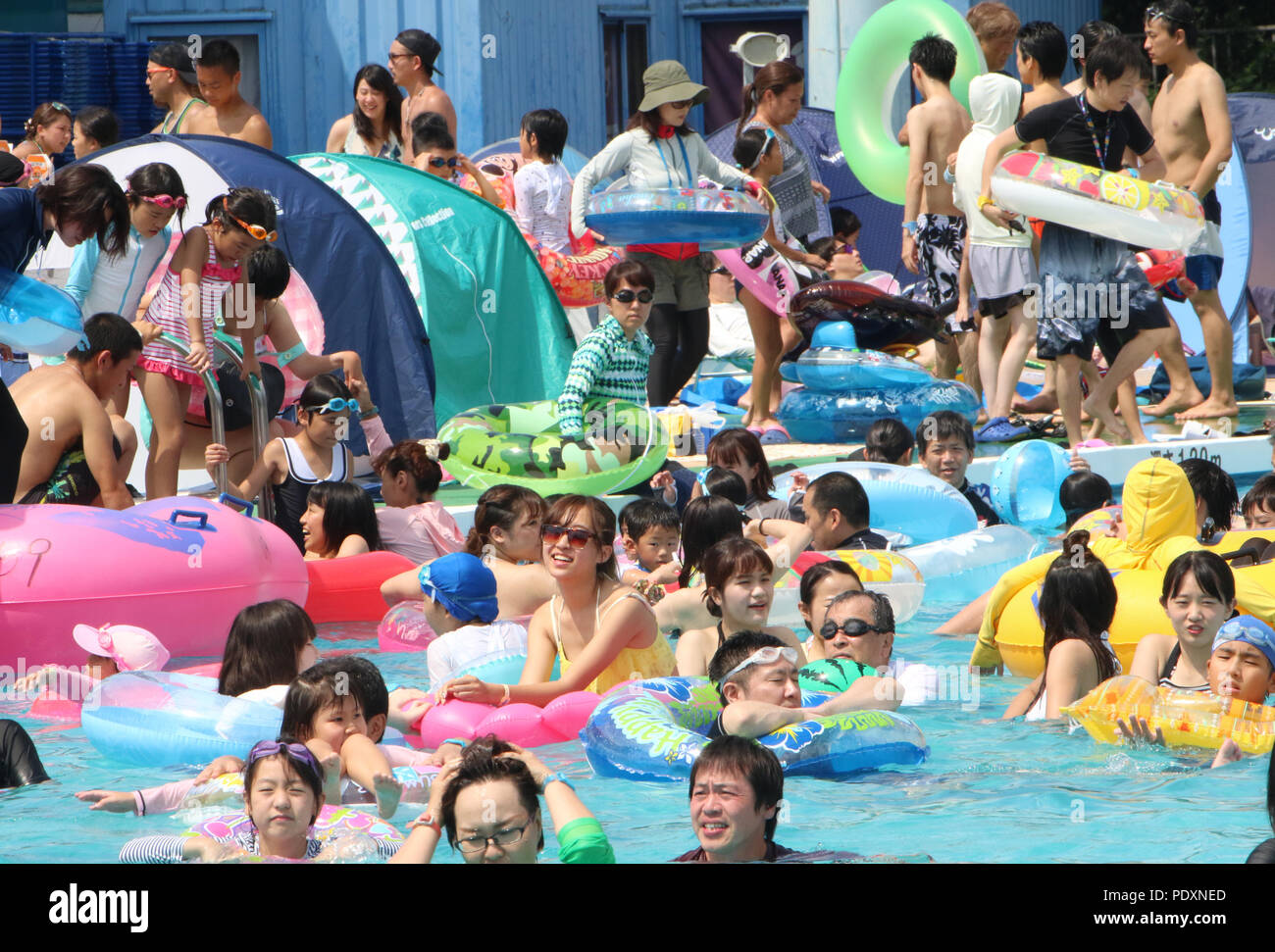Tokyo, Japan. 10th Aug, 2018. People enjoy bathing in a crowded ...