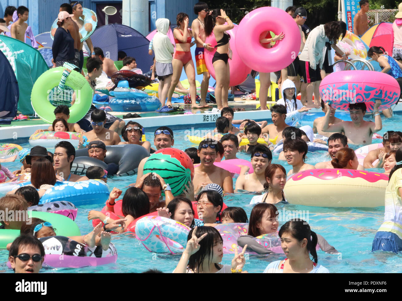 Tokyo, Japan. 10th Aug, 2018. People enjoy bathing in a crowded ...
