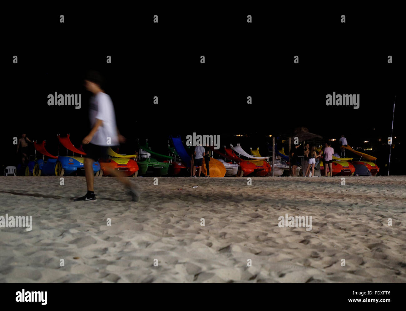 Calvia, Spain. 11th Aug, 2018. Young people drink alcohol on the beach ...