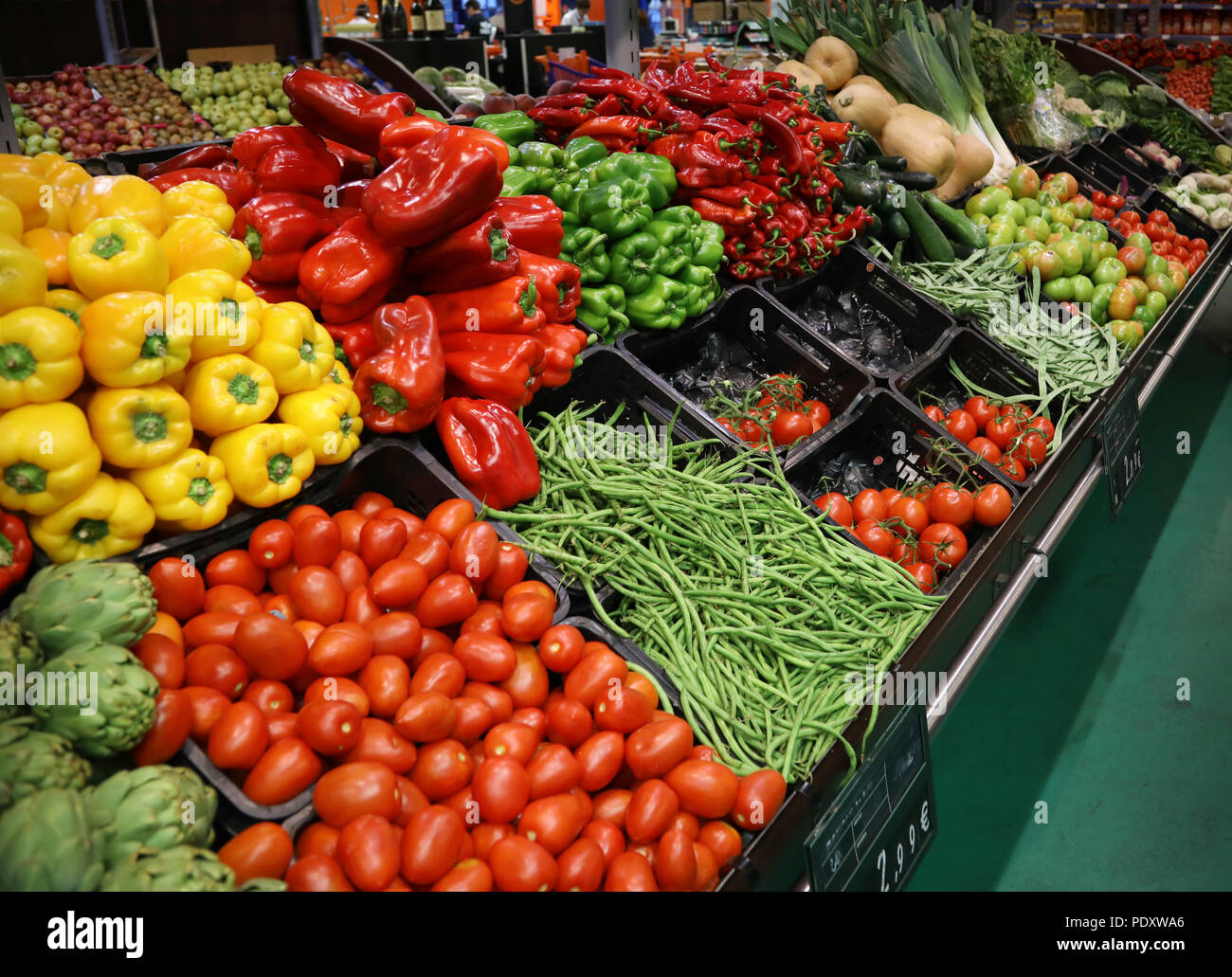 Grocery store shop carrots hi-res stock photography and images - Alamy