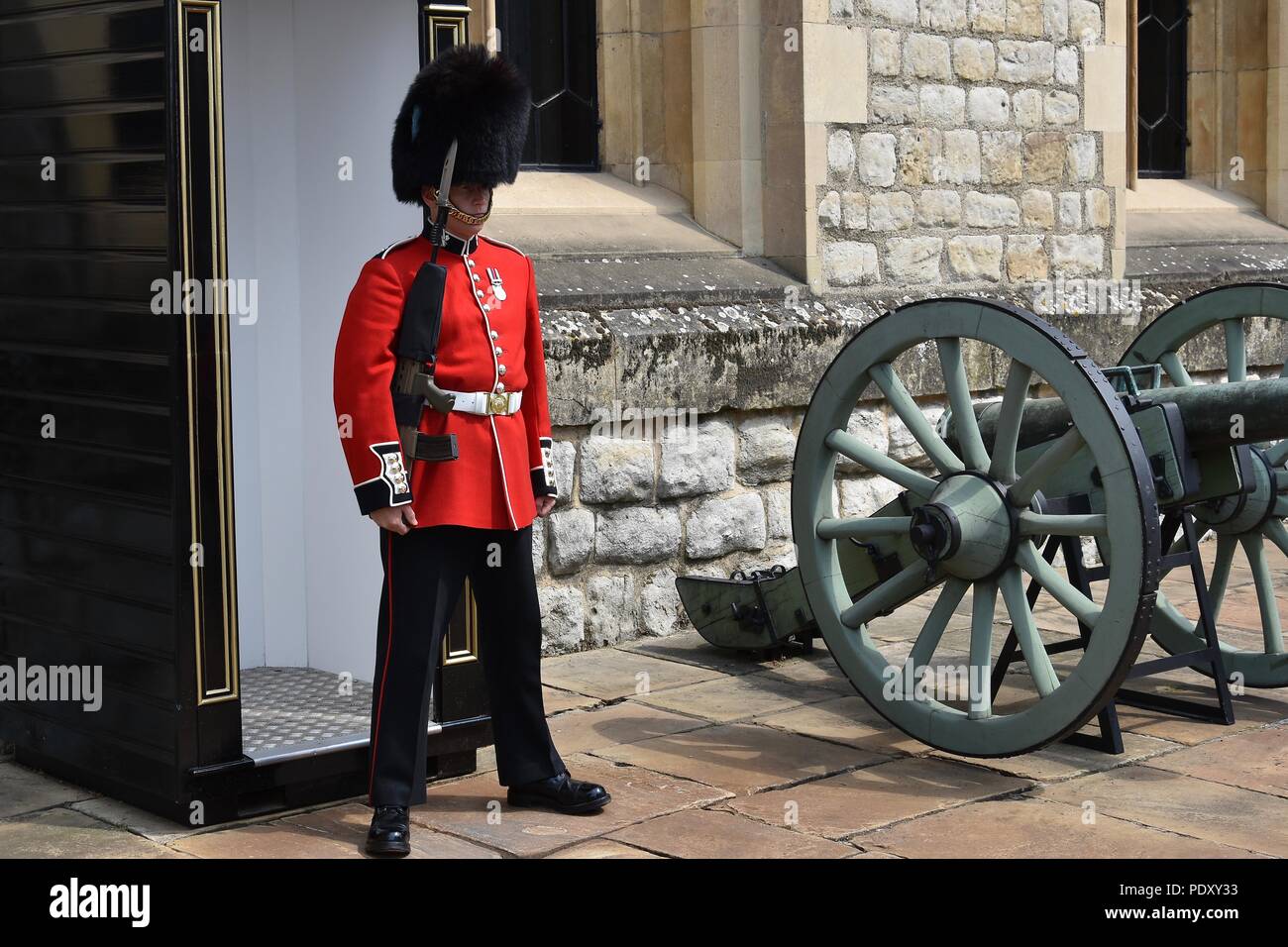 The iconic Queens Guard at Buckingham Palace and the Tower of london ...