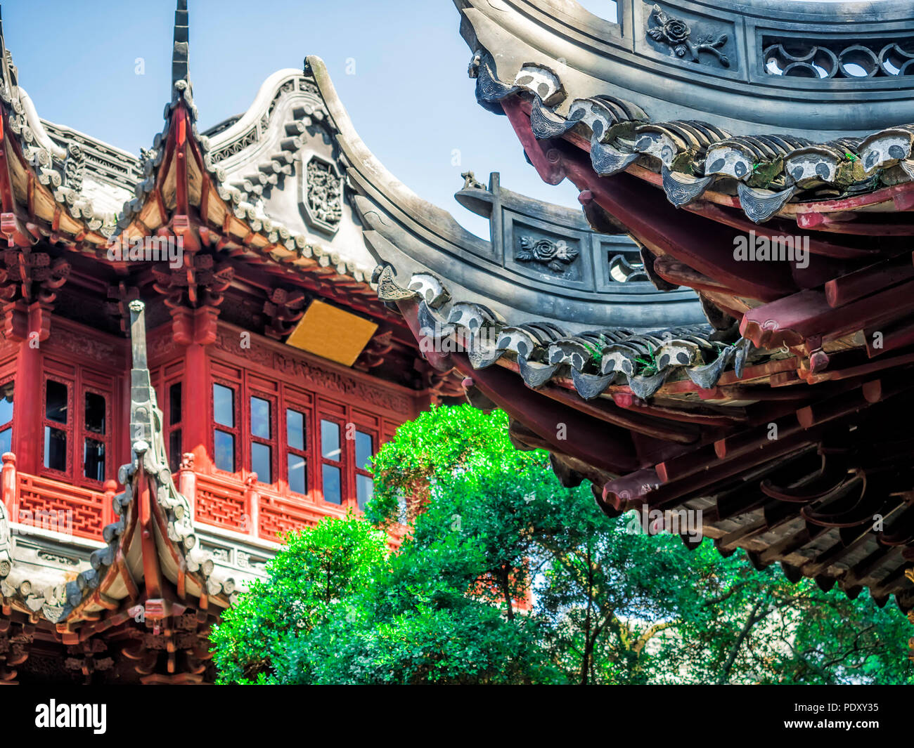 Traditional chinese building with ornate roof and red windows at Yu ...