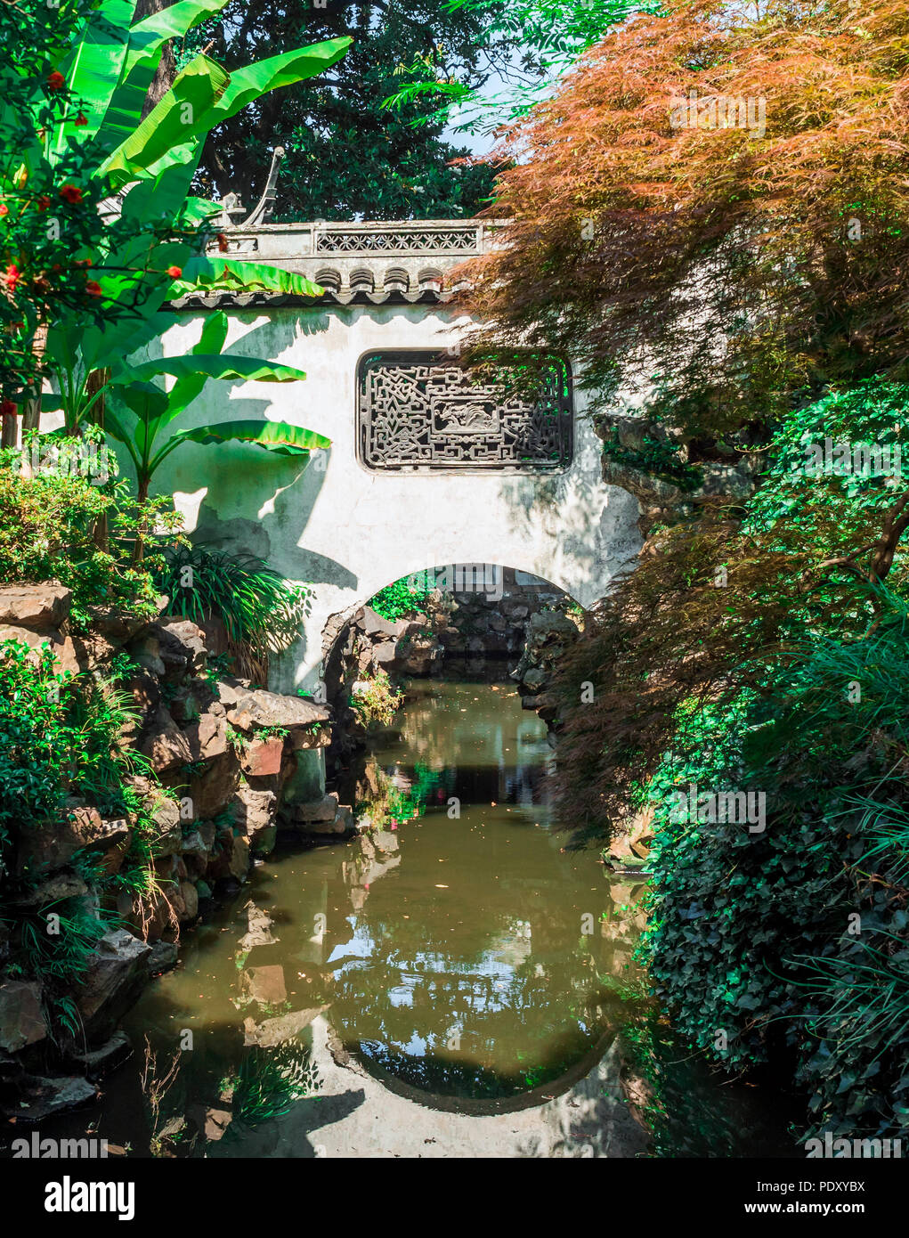 Traditional chinese building with ornate roof and red windows at Yu ...