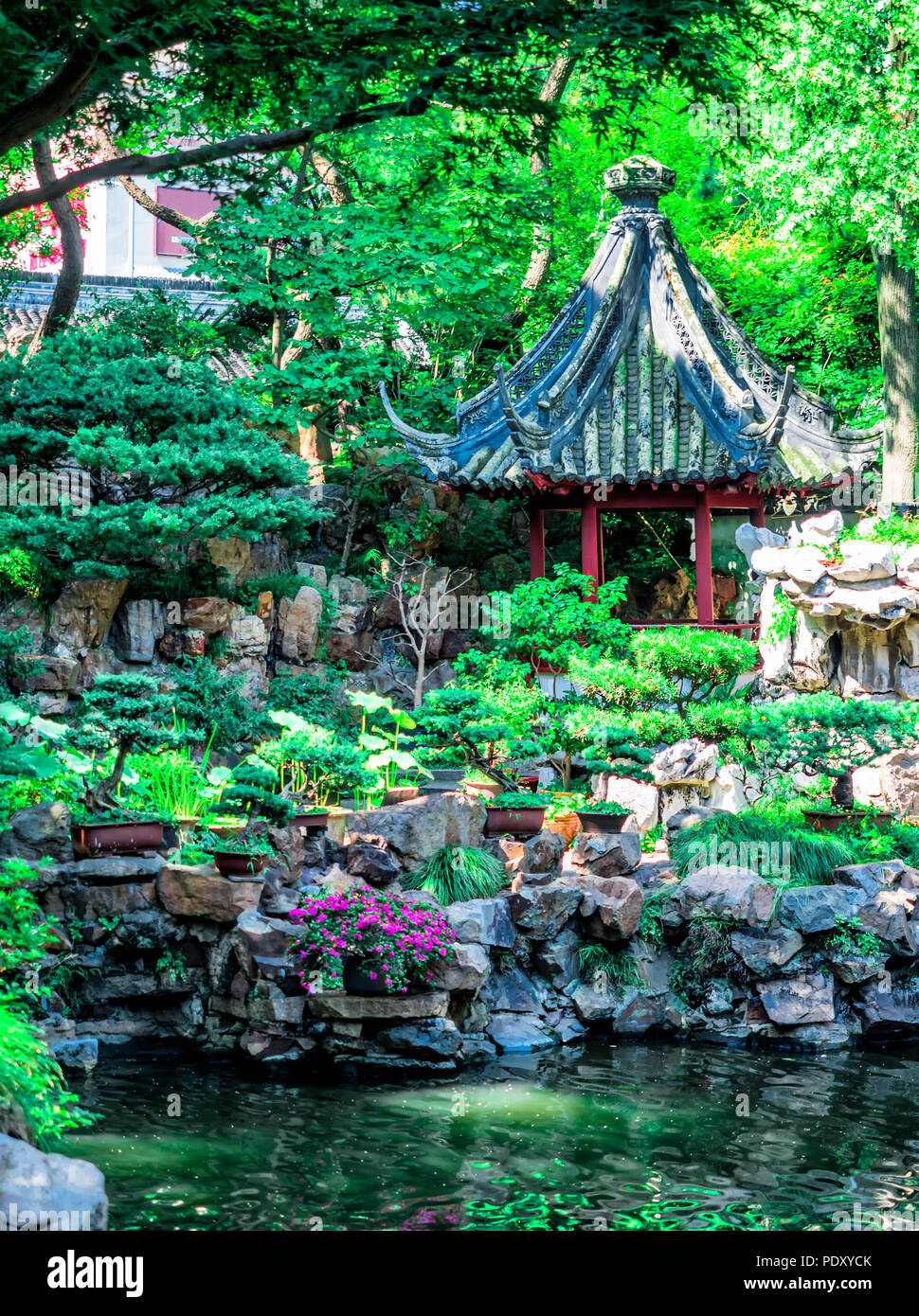 Traditional chinese building with ornate roof and red windows at Yu ...