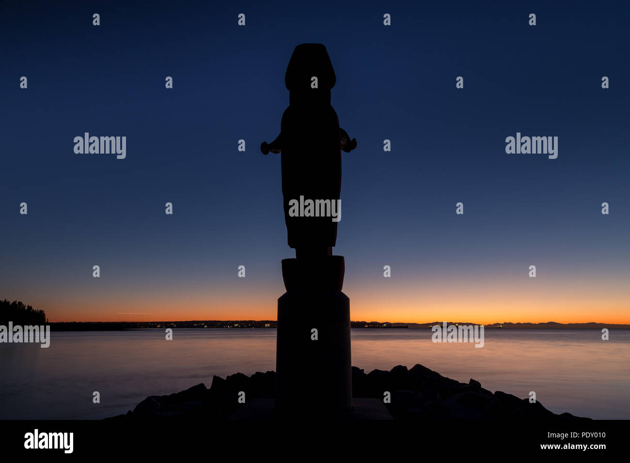 Totem pole at Ambleside Park, West Vancouver, just after sunset Stock ...