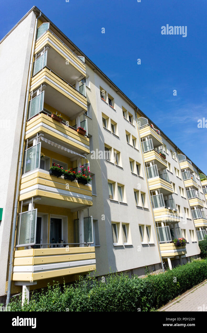 Multi Family Home - Apartment Building Stock Photo - Alamy