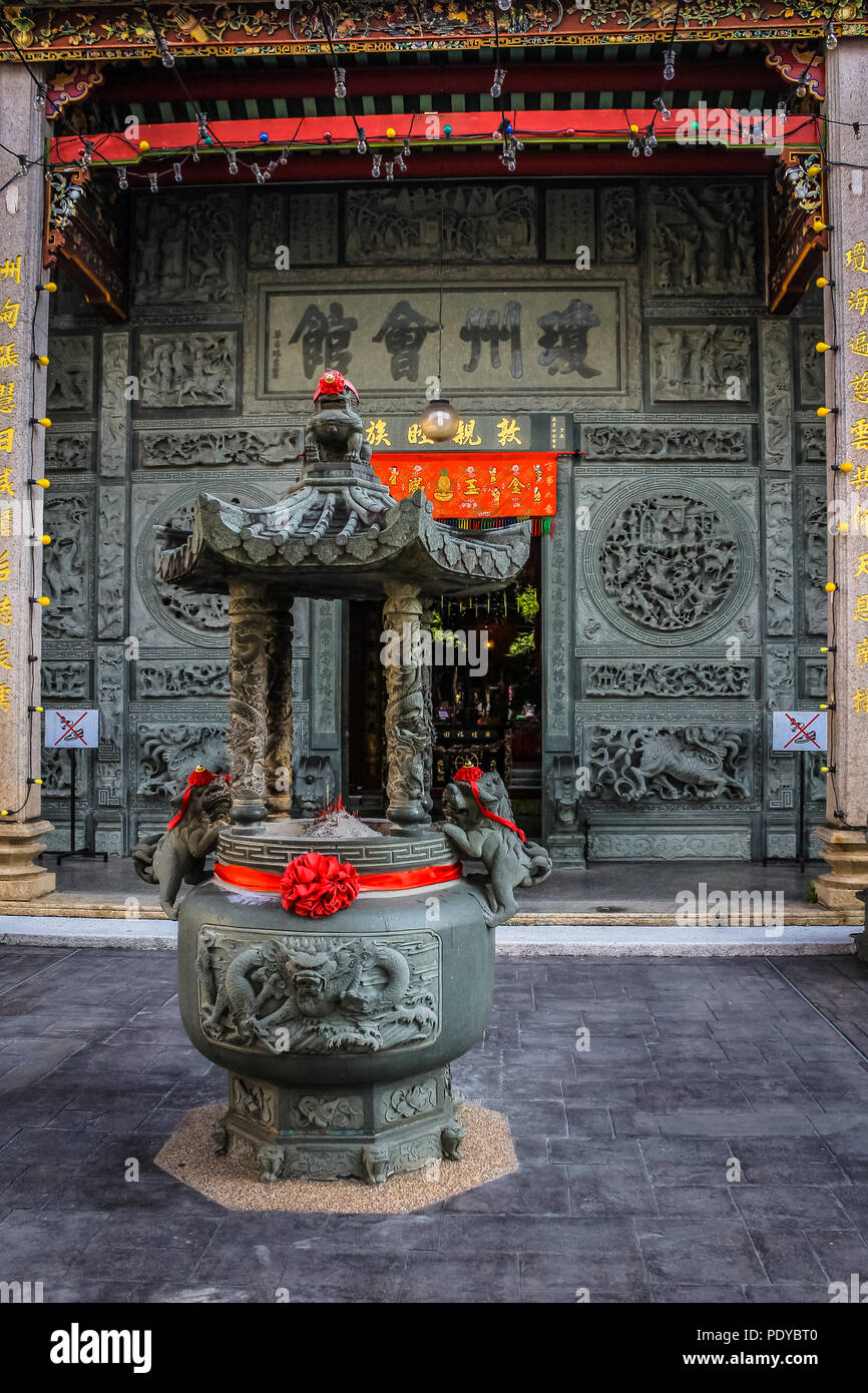The front view of temple in Hainan Temple, Lebuh Muntri Stock Photo - Alamy