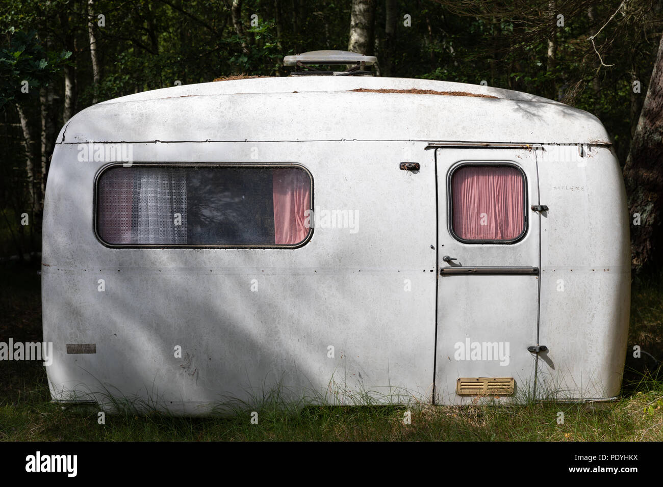 Abandoned camper hi-res stock photography and images - Alamy
