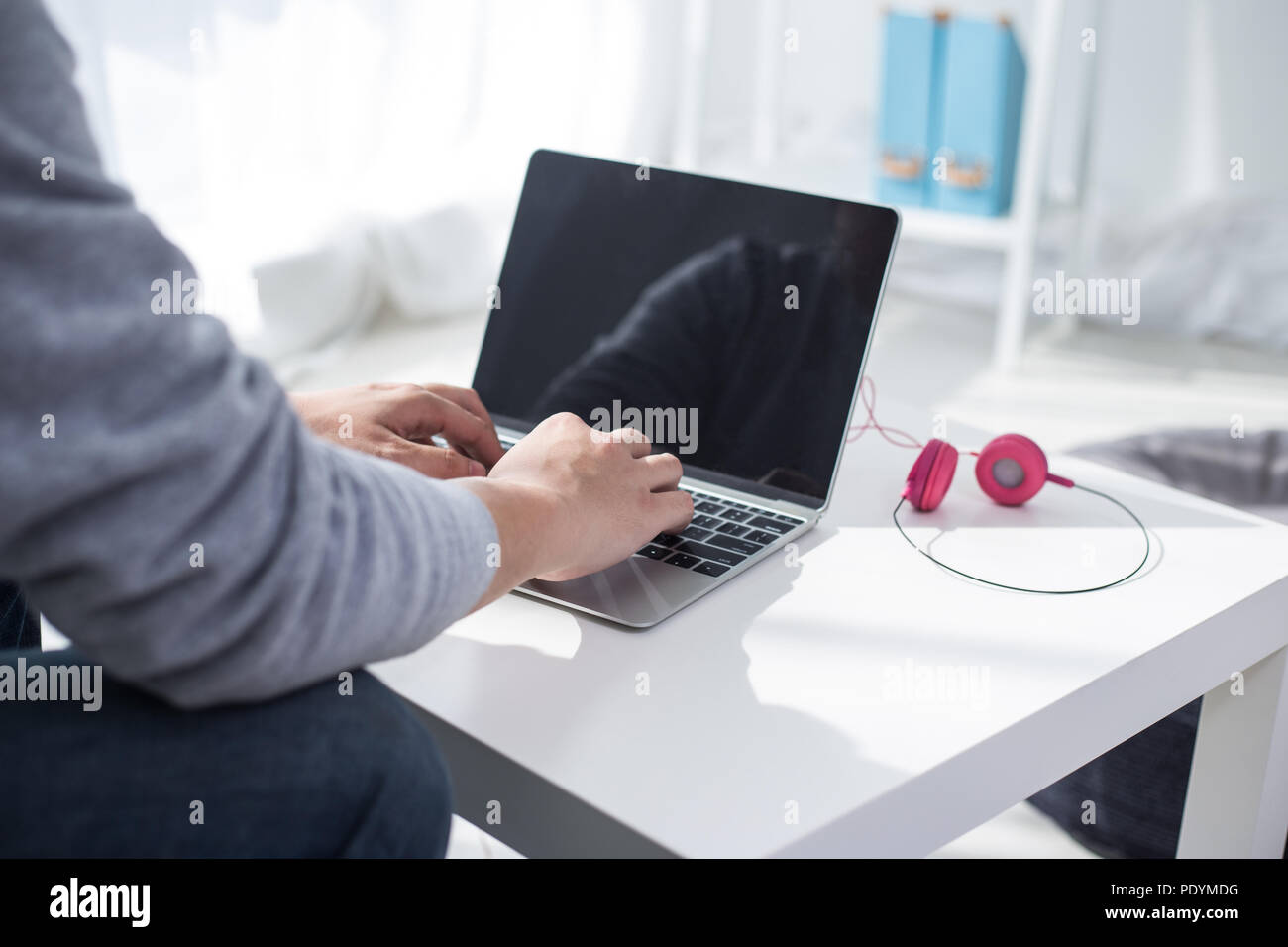 man hand using computer Stock Photo - Alamy