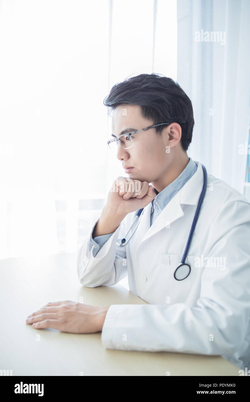 Doctor thinking hi-res stock photography and images - Alamy