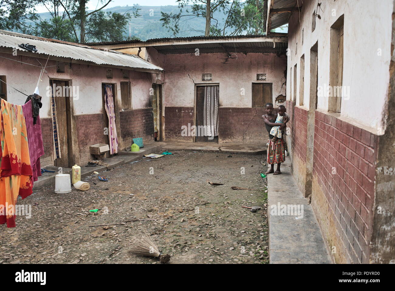 Poor african family hi-res stock photography and images - Alamy