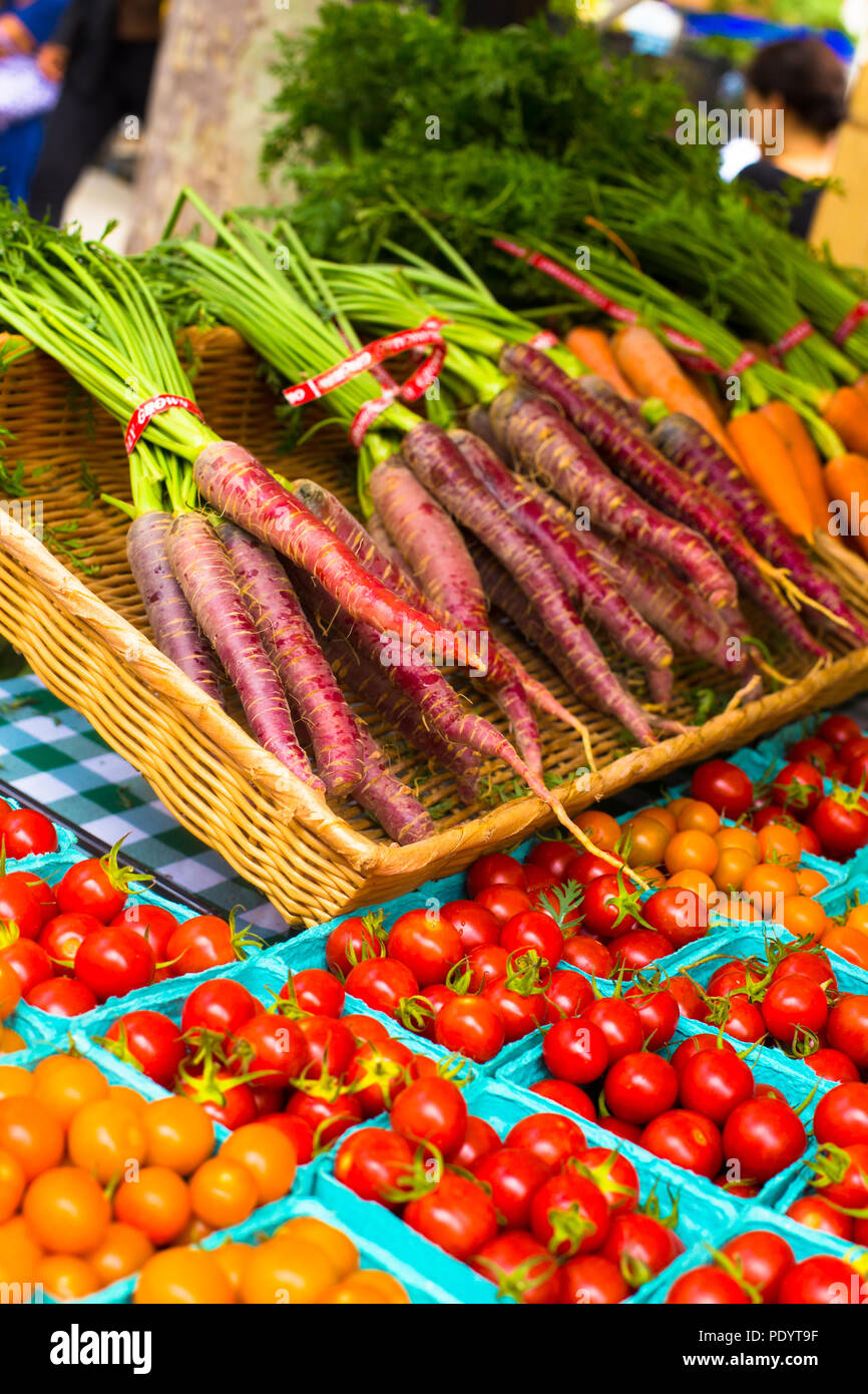 Fresh produce including carrots and tomatoes at farmers market Stock ...