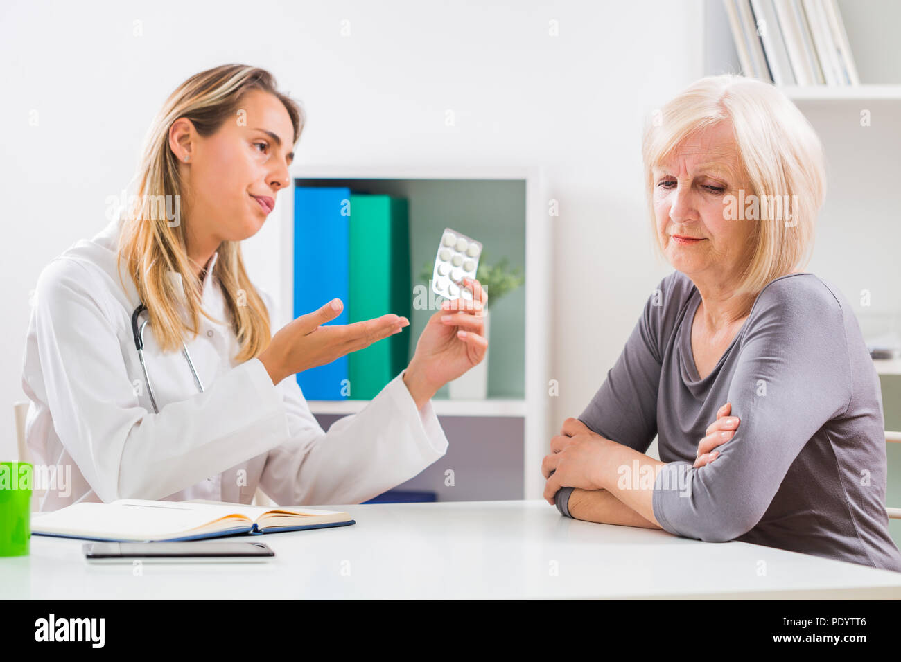 Doctor with patient angry hi-res stock photography and images - Alamy
