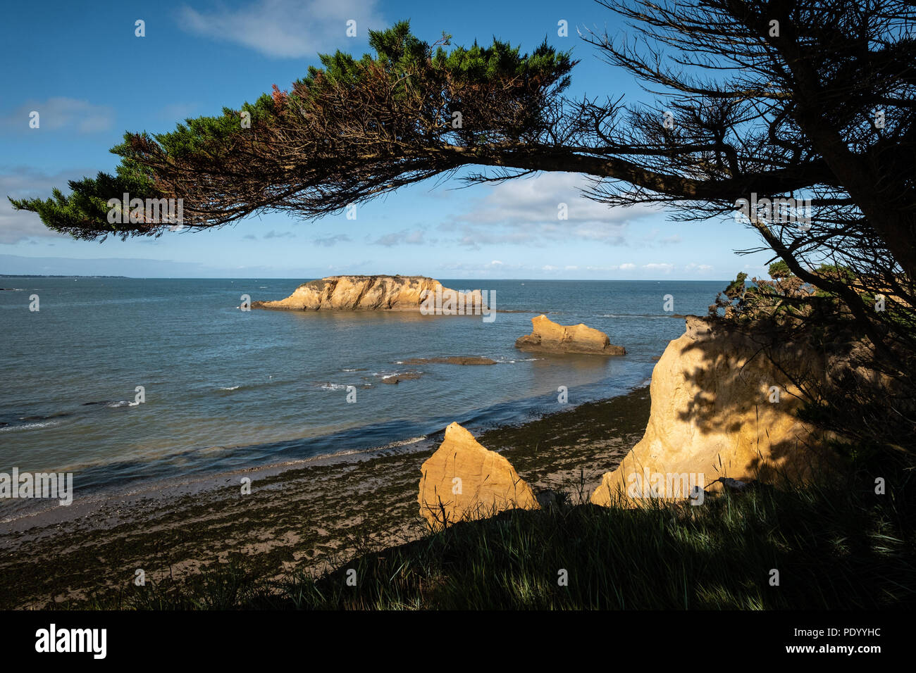 View on the island of Béchet in Pénestin in Morbihan in Bretagne Stock ...