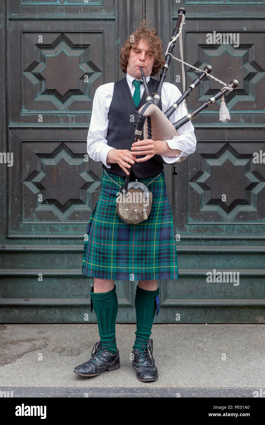Scottish piper playing at Royal Mile in Edinburgh Stock Photo - Alamy