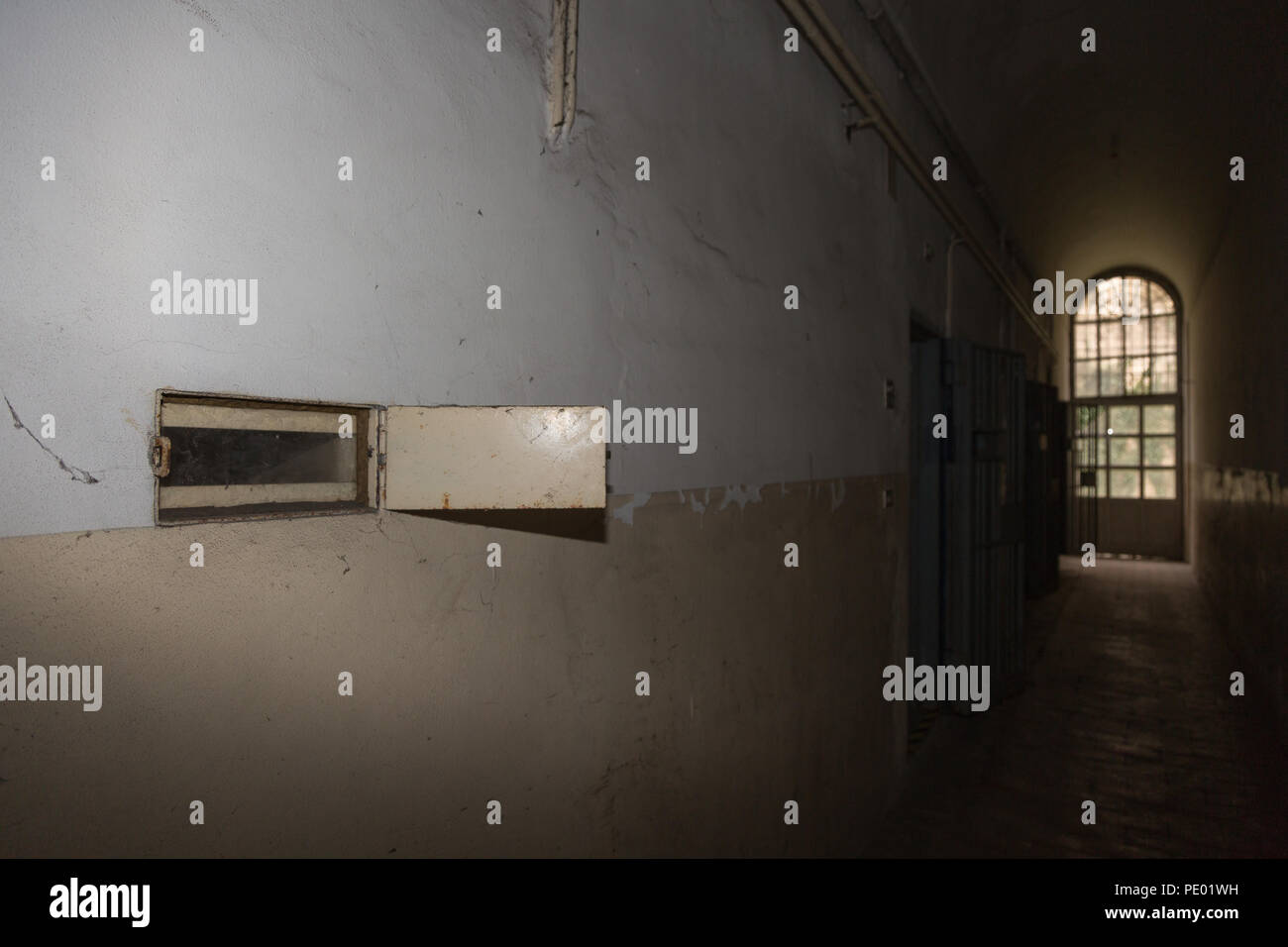 Peephole prison door hi-res stock photography and images - Alamy