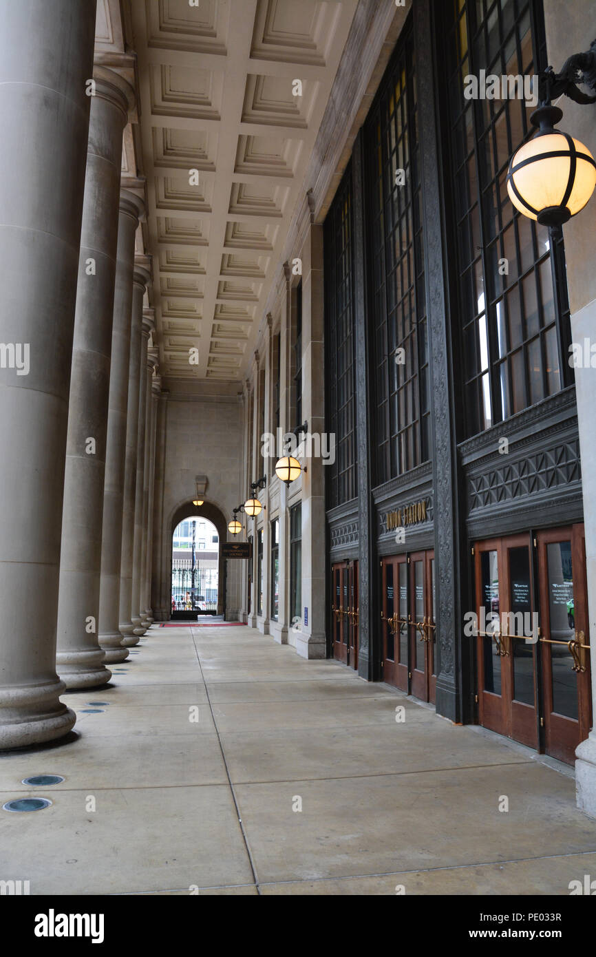 Chicago architecture detail columns hi-res stock photography and images ...