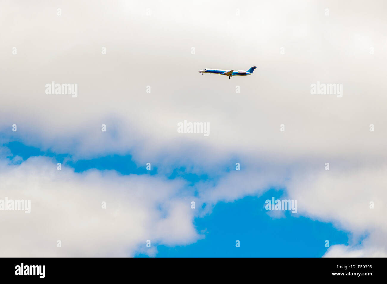 White airplane with blue tail hi-res stock photography and images - Alamy