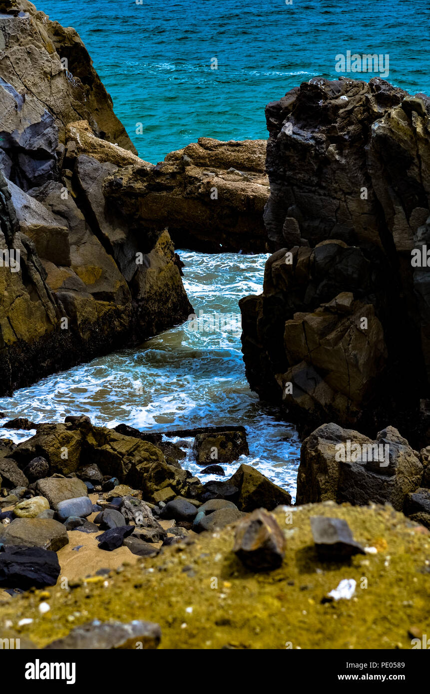 Pacific Ocean waves crashing into the shore at Mugu Rock in Malibu ...