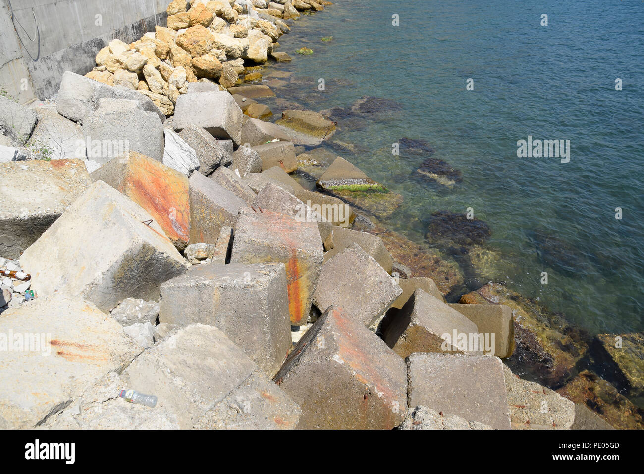 Stones of breakwaters on the seashore. Protection from waves Stock ...