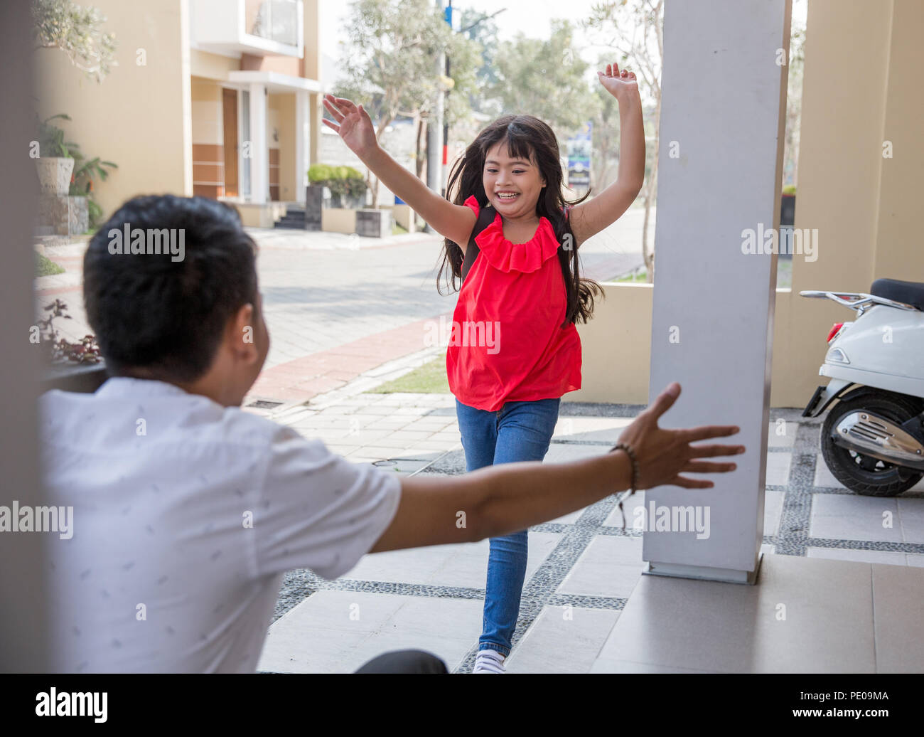 Kid going after her dad hi-res stock photography and images - Alamy