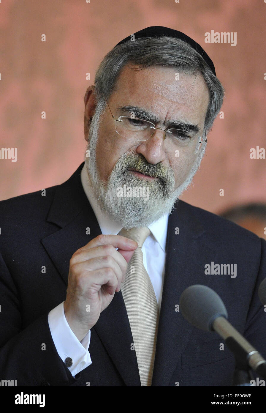 Lord jonathan sacks hi-res stock photography and images - Alamy
