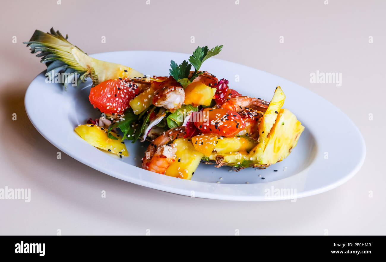 Pineapple with seafood and vegetables Stock Photo - Alamy