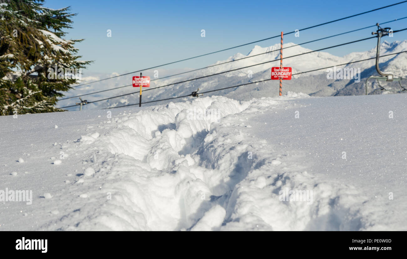 Ski boundary sign hi-res stock photography and images - Alamy