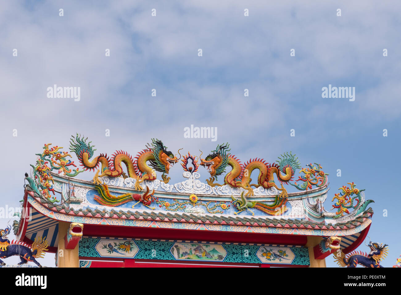 Sculpture on roof chinese building hi-res stock photography and images ...