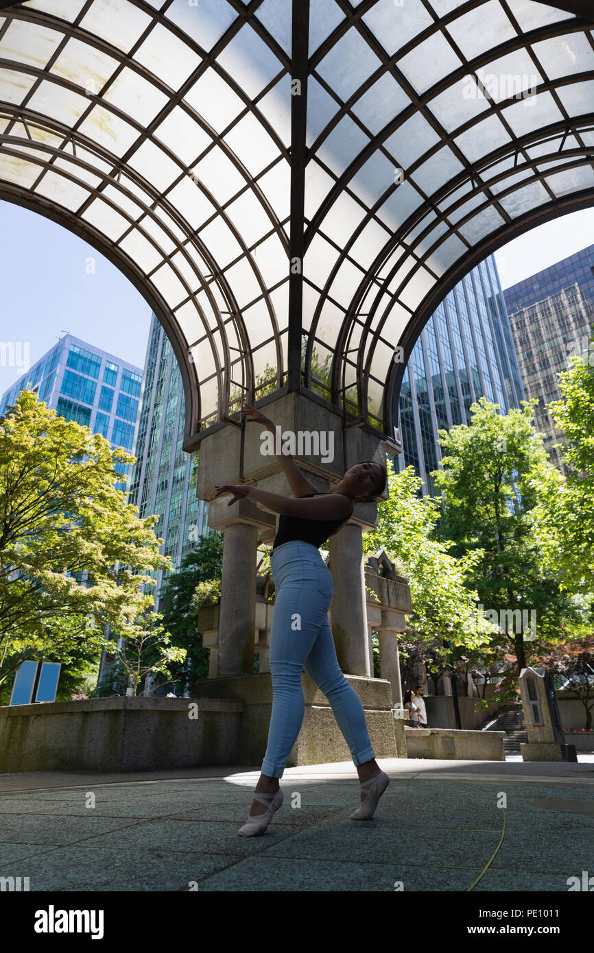 Female urban dancer dancing in street Stock Photo - Alamy