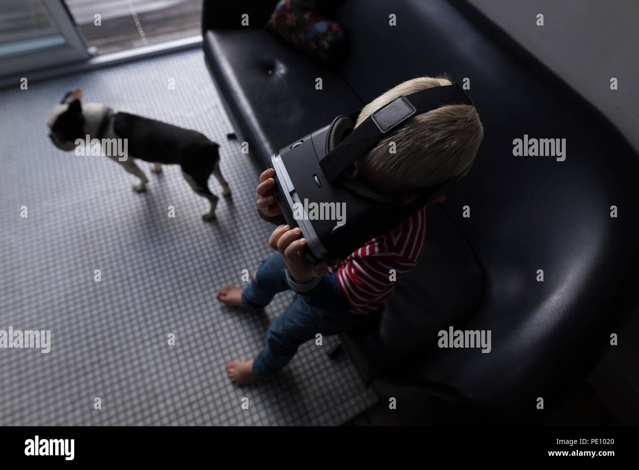 Boy in virtual reality device hi-res stock photography and images - Alamy
