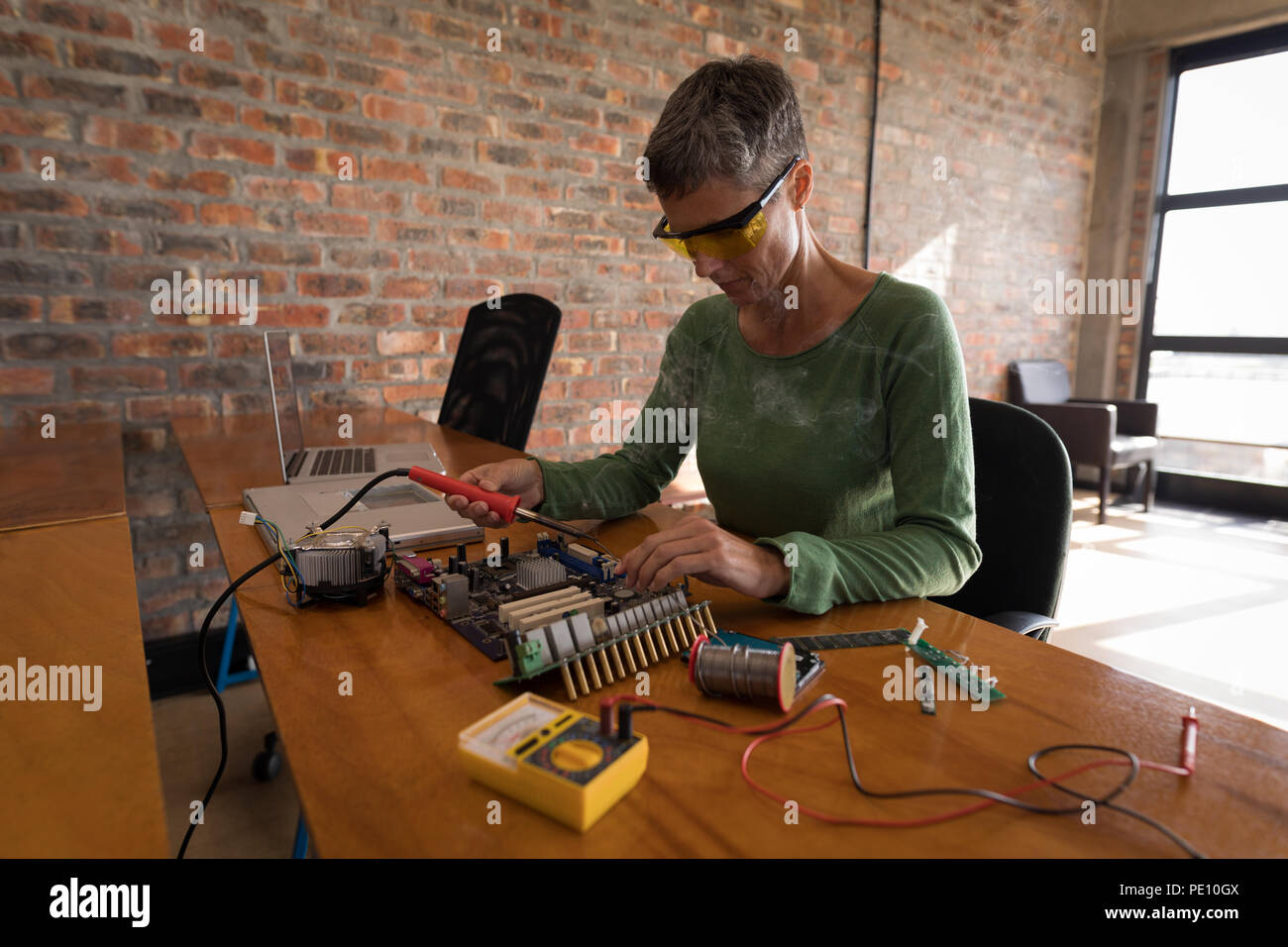 Female electrical engineer soldering a circuit board Stock Photo - Alamy