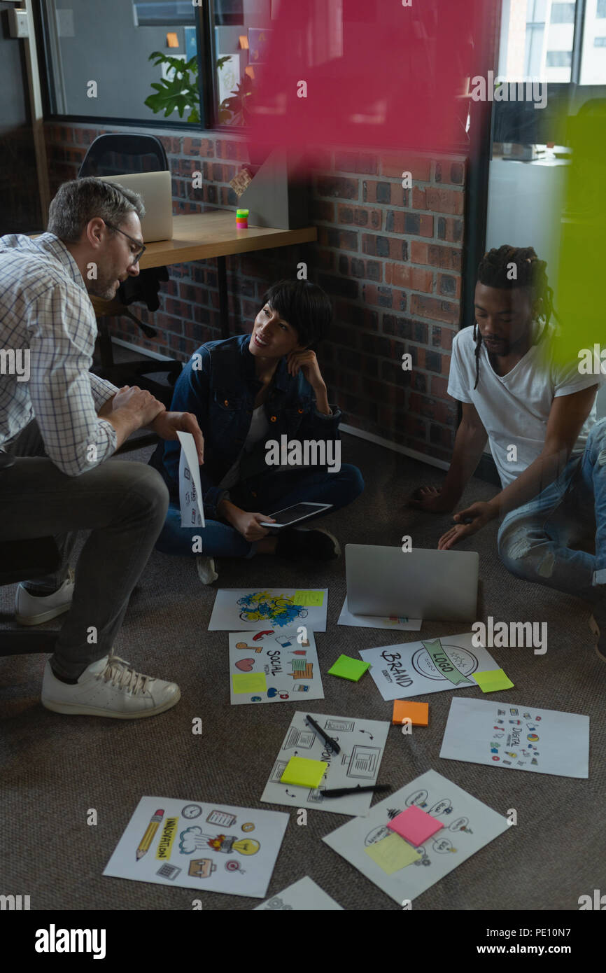 Browsing documents hi-res stock photography and images - Alamy