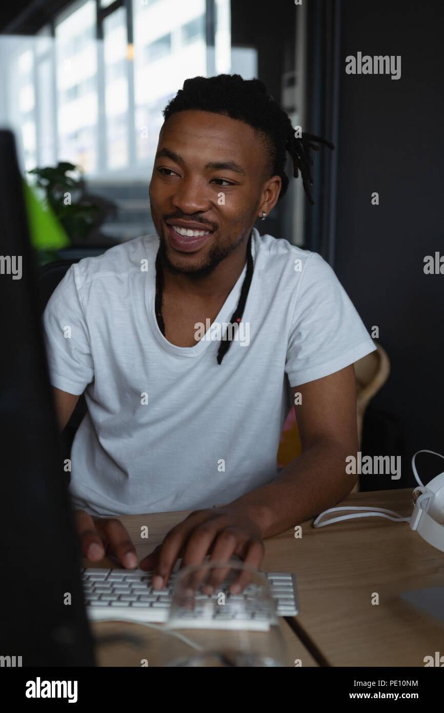 Black man in office desk hi-res stock photography and images - Alamy