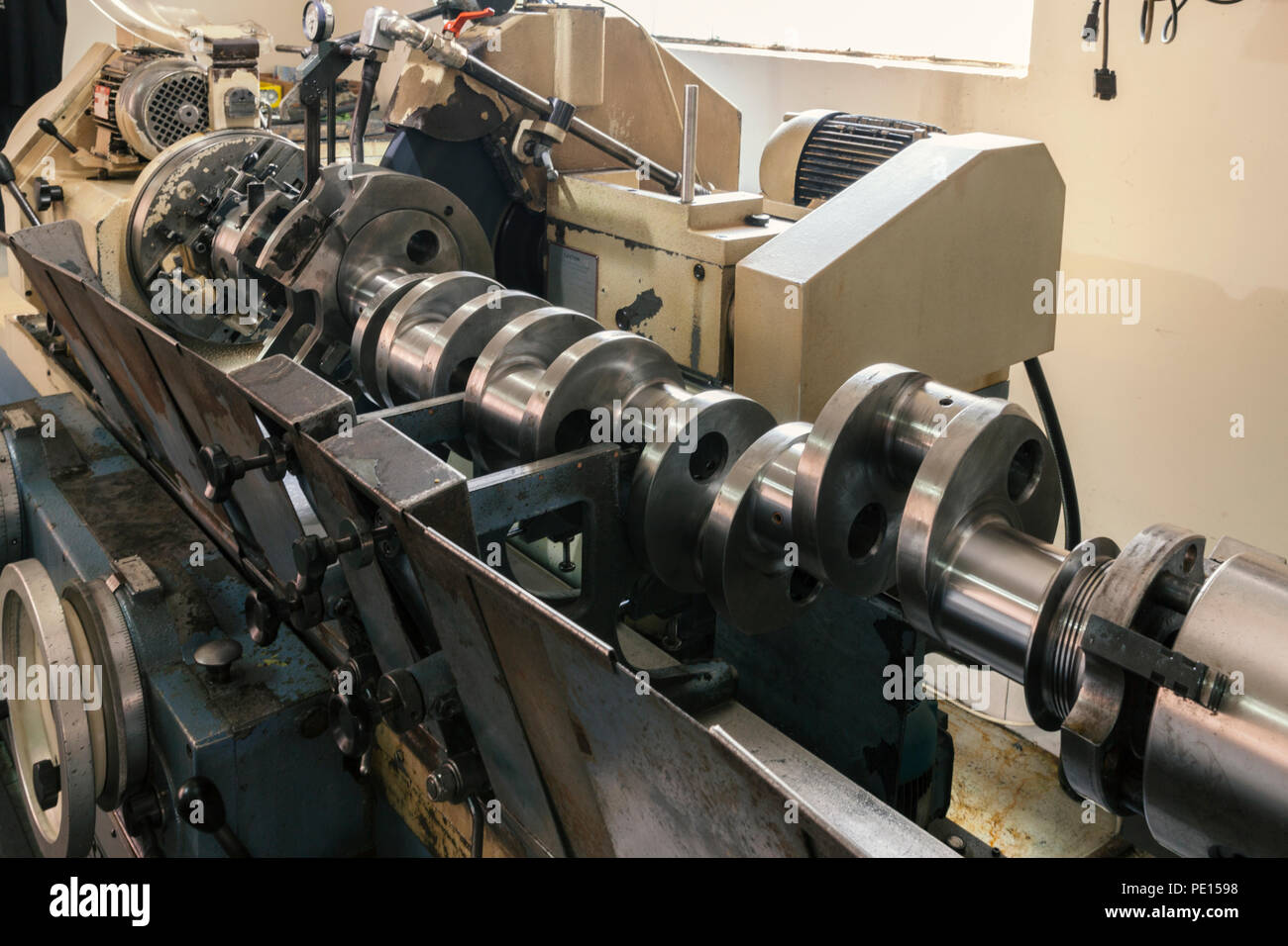 Crankshafts hi-res stock photography and images - Alamy