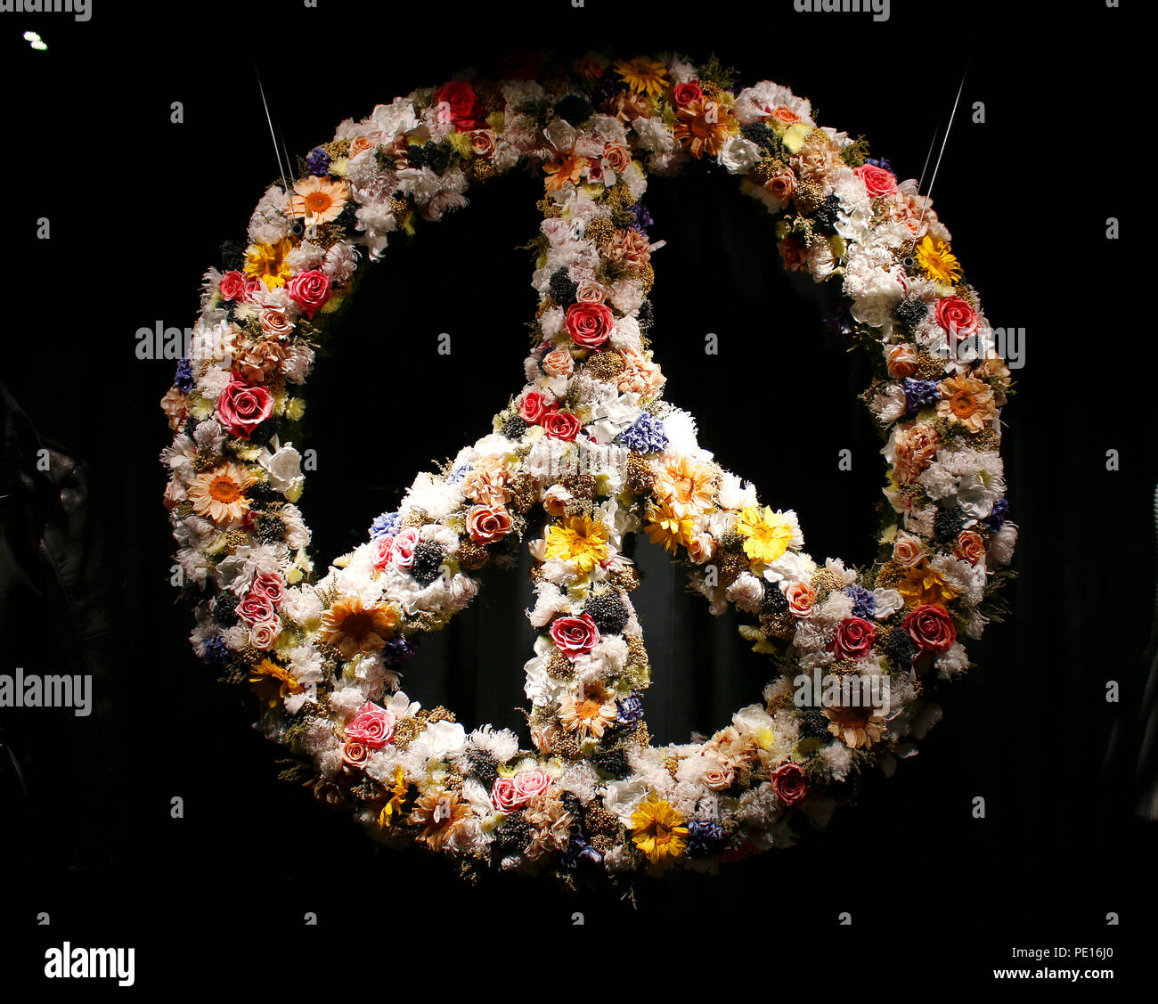 das Peace/ Friedens-Symbol aus Blumen, Berlin Stock Photo - Alamy