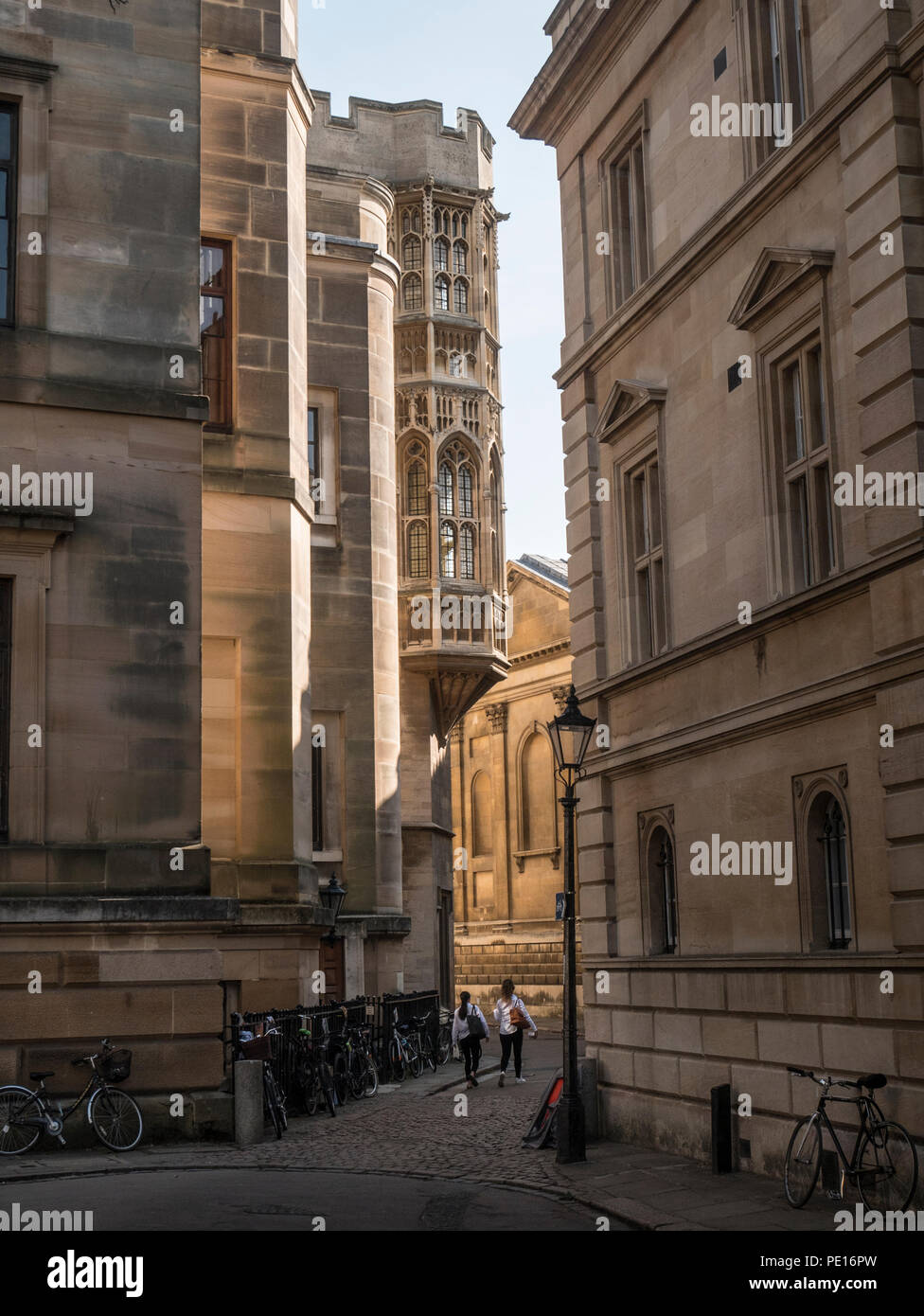 Overhanging building hi-res stock photography and images - Alamy